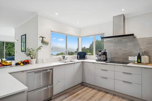 Green Haven Lake House - Lake Views Games Room & Spa Pool, Lake ...