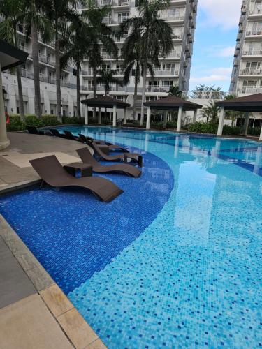 Neo-Classic 1BR with WiFi Netflix at Shell Res near MOA and NAIA ...