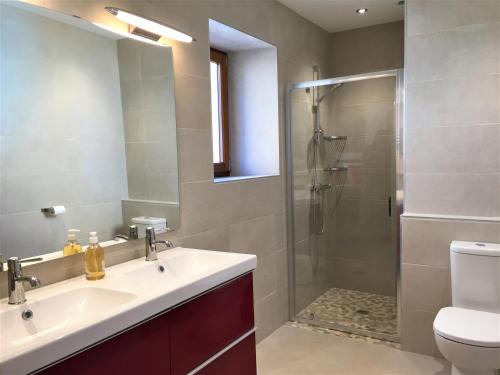 Ancient stone barn luxury renovation, Montcabrier (precios actualizados ...