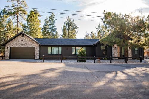 Bearadise, LuxuryNew Build, Central, Hot Tub, EV ,Games, Big Bear Lake ...