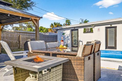 Family Heated Pool Putting Green Pac-Man Near Beach, Largo (precios ...