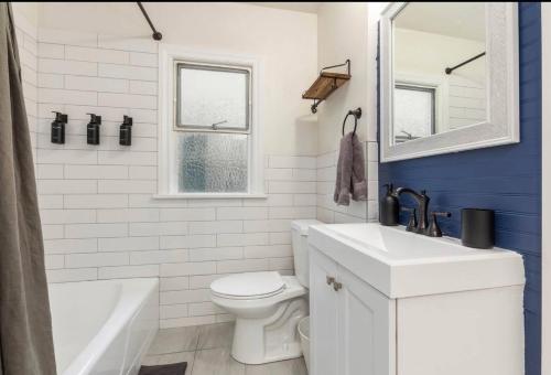 Alki Beach Bungalow • Walk to Beach & Dining, Seattle (precios ...