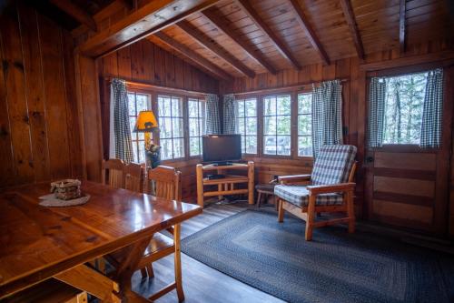 Spacious 3 Bed House - True Cabin in the Woods - Parking - Netflix CB04 ...