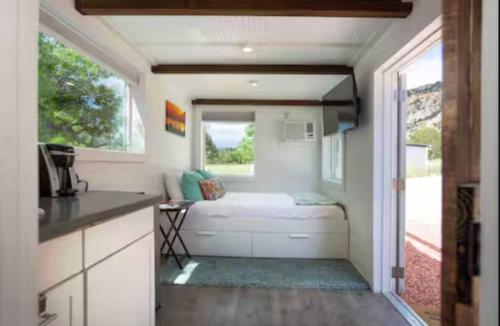 NEW! Cozy Container Home at Cliffside #1, Orderville (precios ...