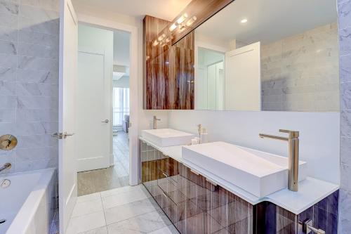 Metropolis Loft - CN Tower, Toronto (updated prices 2026)