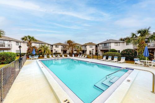 Ground Floor Condo with Onsite Pool View & Access Patio Central AC ...