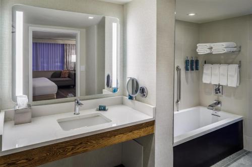 DoubleTree by Hilton Rochester, Rochester (updated prices 2026)