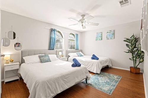 Game-On Group House | Arcade, Fire Pit | Downtown, Fort Worth ...