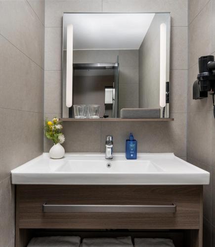 Hanting Hotel Guangzhou Baiyun Airport and Renhe Metro Station, Canton ...