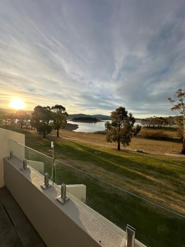 The brumby by the lake- Horizons Lake Jindabyne, Jindabyne (harga ...