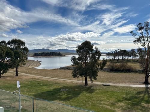 The brumby by the lake- Horizons Lake Jindabyne（ジンダバイン）：（最新料金：2026年）