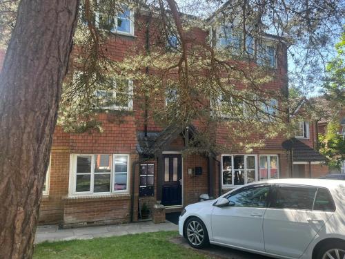 2 bedroom apartment Crawley parking wi-fi Gatwick, Three Bridges (harga ...