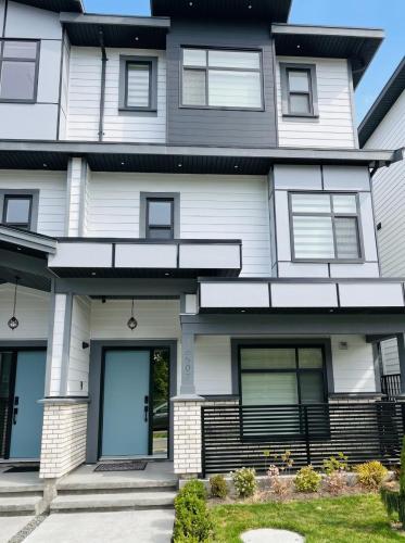 Stunning New-Build in South Surrey Steps from Shopping Parks & White ...