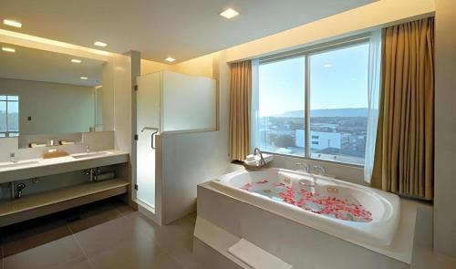Metrocentre Hotel & Convention Center, Тагбиларан (актуальные цены 2026 ...