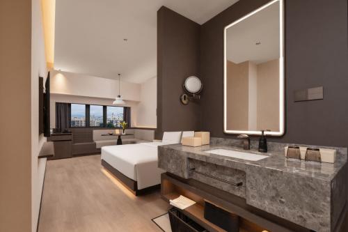 Atour Origin Hotel, Torch Park Metro Station, Xiamen Gaoqi Airport ...