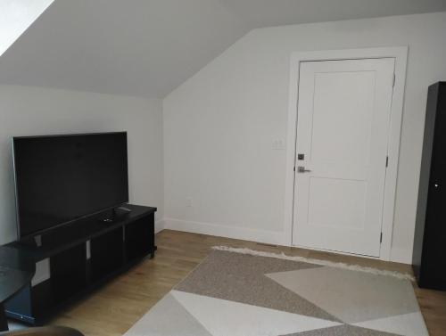 Cozy Modern Guest Suite with Private Entrance, Gibsons (precios ...
