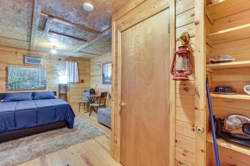 Smoky Mtn Tiny Cabin Hideaway: Hot Tub, Patio, Englewood (tarifs ...