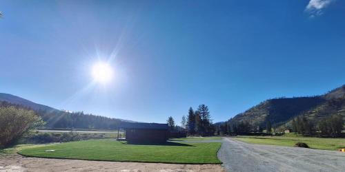 Micham's Clark Fork River Retreat - River Front, Mountain View, Fire ...