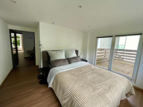 Newly renovated, central, quick access to Duesseldorf and Cologne ...