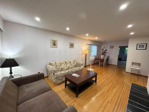 Metro Vancouver Modern Room - 30 Min to FIFA Stadium - Easy Transit ...
