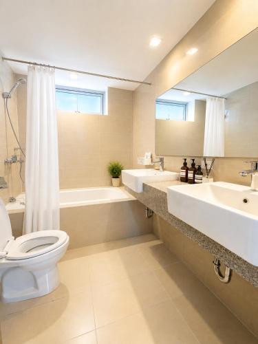 City View Corner Suite in Uptown BGC, Resort Style, Fast WIFI, Walk to ...