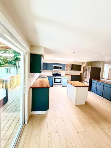 Ultimate Oasis-Waterpark, FIFA!, Zoo & Huge Yard, Aldergrove (tarifs ...