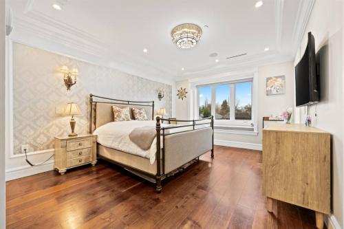 Rare Find Luxury Home Near Beaches with AC and Theatre Room, Vancouver ...