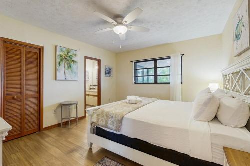 Waterfront house with covered patio, private pool, & 75, Marathon ...
