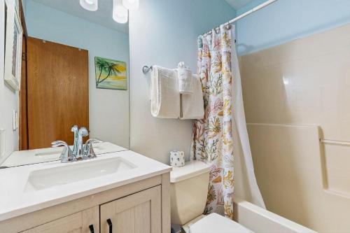 Waterfront house with covered patio, private pool, & 75, Marathon ...