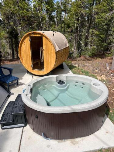 Cozy Updated Cabin w Barrel Sauna EV Charger, Black Hawk (prezzi ...