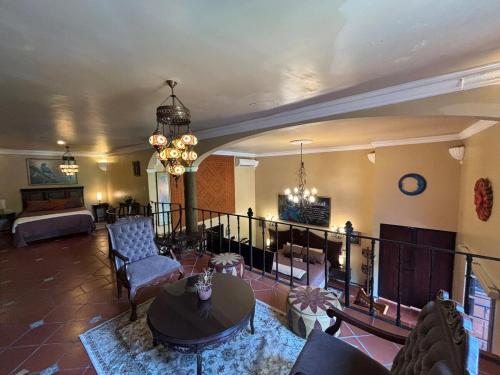Colonial Mansion - Groups -Pool, Theater, Gym and more, Cuernavaca ...