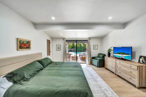 Gorgeous House W/ Pool, Fire Pit, & Pool Table!, Glendale (precios ...