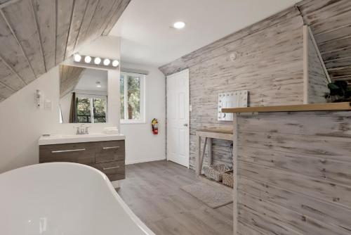 Serenity Peak Cabin w Hot Tub Game Room, Big Bear Lake (tarifs ...