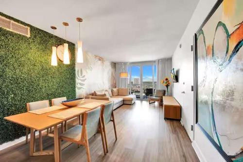 1BR North View Balcony Resort Pool & Beach, Hallandale Beach (prezzi ...