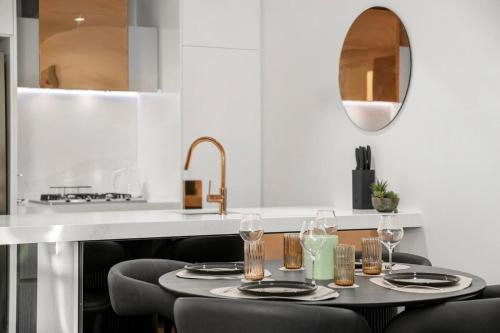 Opulent Luxury Resort Style Apartment with Albert Park Grand Prix Views ...