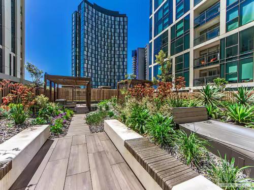 Treetop Balcony Retreat with Pool, Jacuzzi, Gym BB204E, Melbourne ...