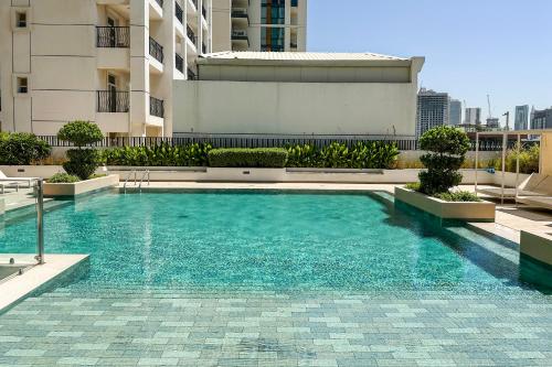 Luxury Ellington 1BR with Pool, Gym & Balcony, Dubái (precios ...