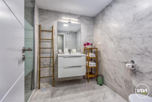 ViVi Homes - Casa Leo - Terrace - Pool - Gym，米哈斯科斯塔（2026最新房价）