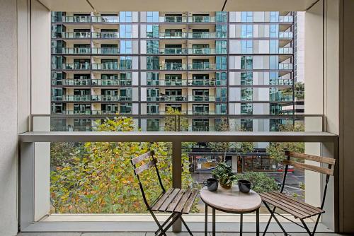 Treetop Balcony Retreat with Pool, Jacuzzi, Gym BB204E, Melbourne ...
