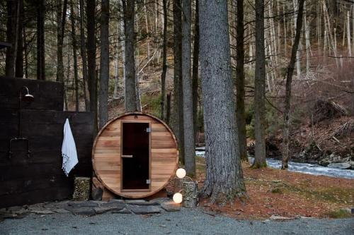 Little River - Waterfront Sauna & Chic Log Cabin, Eldred (ενημερωμένες ...