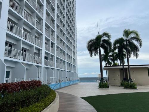 Aesthetic Crest Balcony Loft - Breeze near MOA, Manille (tarifs ...
