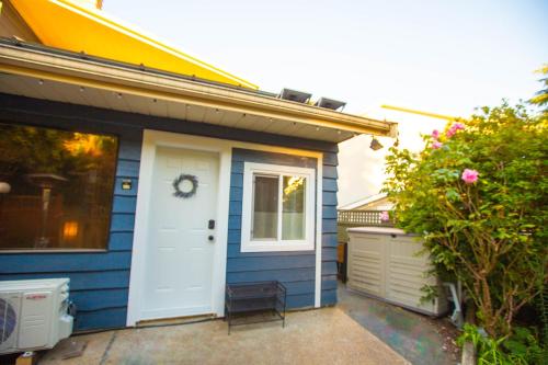Cozy & Fully-Equipped Thai Style Guest Suite with Skylight and Private ...