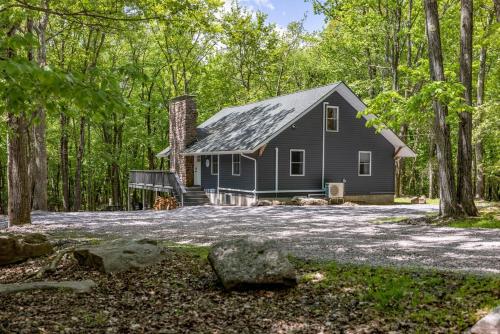 The Harmony Escape with Hot Tub, Sauna, Fire Pit, Games, Sleeps 18 ...