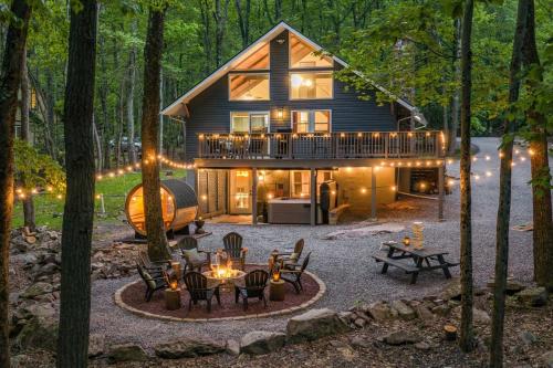 The Harmony Escape with Hot Tub, Sauna, Fire Pit, Games, Sleeps 18 ...