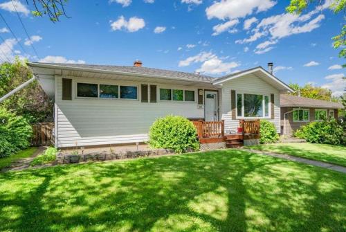 Cozy family House Free Banff Park Pass !4 Bed rooms 4Queen Bed plus ...