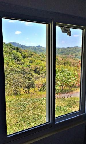 Cosy Hilltop Cottage Overlooking the Pacific Ocean, Torio ...