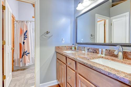 Huge lakefront home with A/C, sunroom, boat ramp, WIFI,game room, deck ...