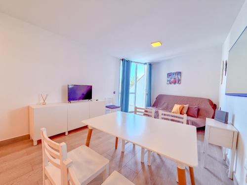 Oceanfront Apartment with Sea Views and Seawater Pool, LG73, Лас ...