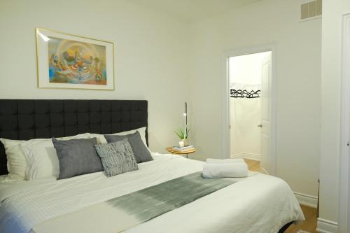 Sunlit Designer Townhome with Rooftop Terrace, Toronto (precios ...