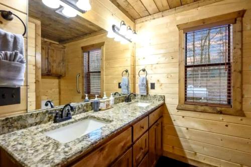 Luxury Pine Ridge Lodge with Hot Tub, Sauna & Game Room in Broken Bow ...
